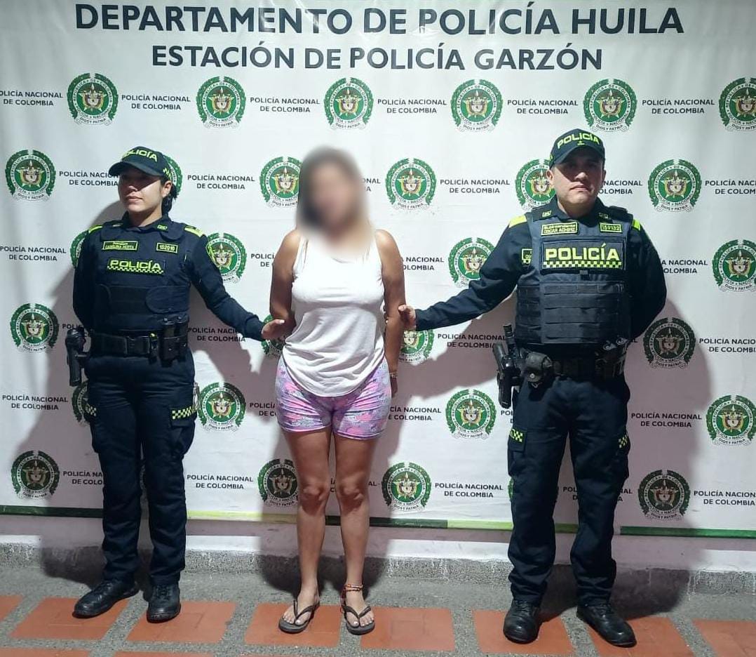 Mujer fue sorprendida golpeando a su hija de 8 años en la cabeza y ...